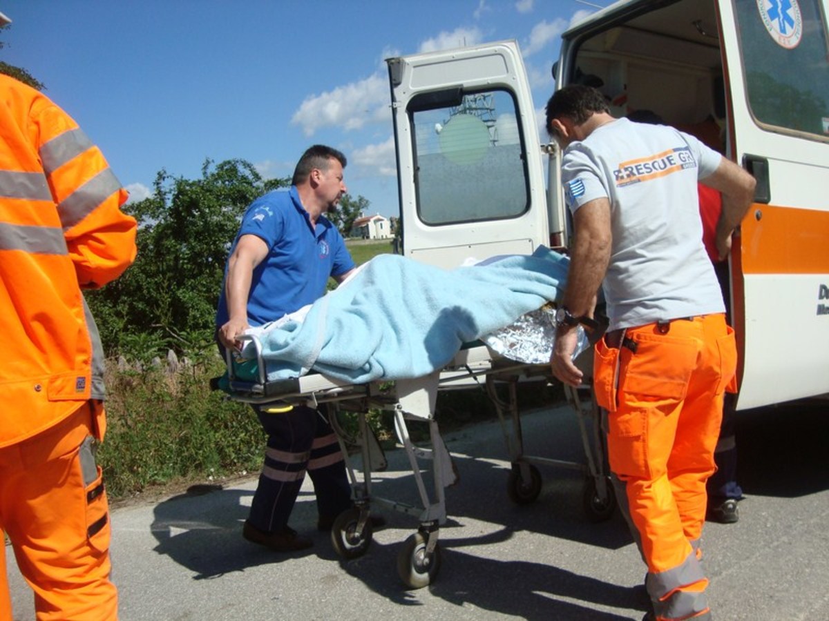 ΕΚΑΒ: Περικοπές στα εκτός έδρας και όποιος αντέξει!
