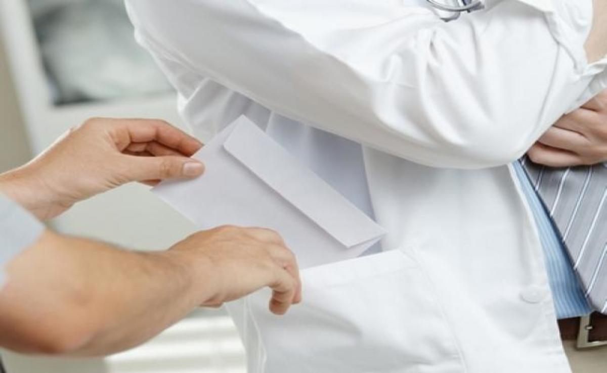 Θριάσιο: Στα... πράσα γιατρός να παίρνει "φακελάκι"