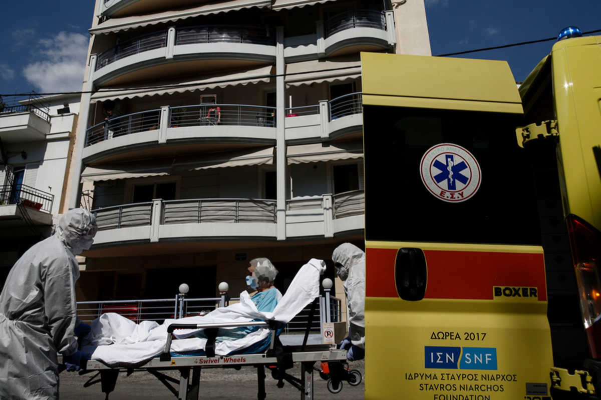 Οι ήρωες με τις λευκές στολές: Η μάχη του ΕΚΑΒ με τον κορωνοϊό - Δείτε ...