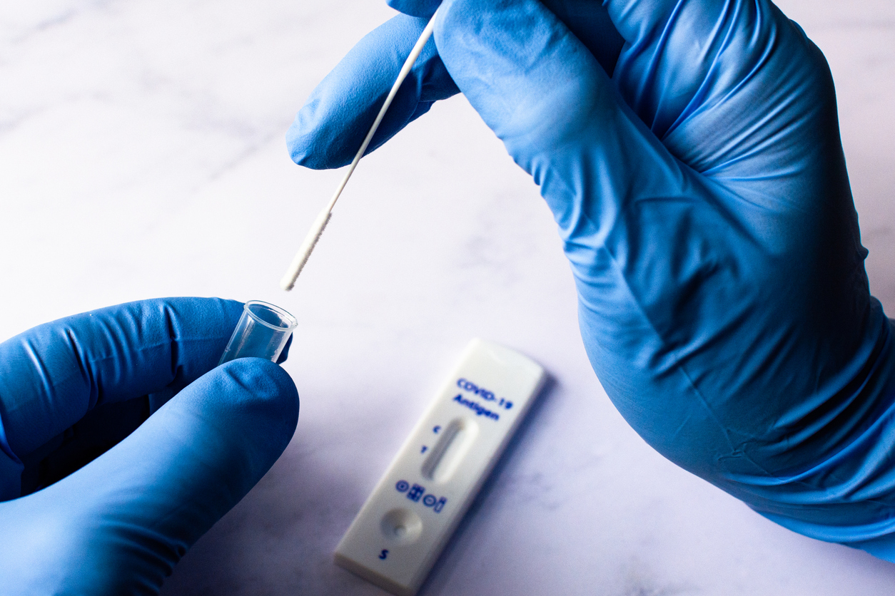 FDA: Μην χρησιμοποιείτε τα rapid test στον λαιμό αντί για την μύτη