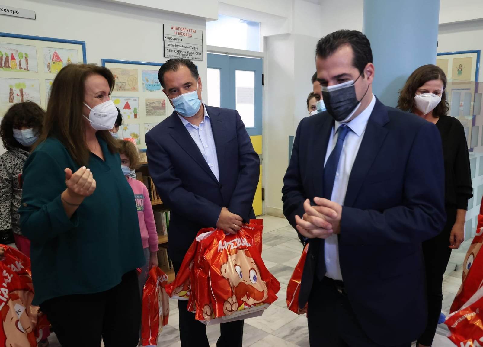 Επίσκεψη Πλεύρη - Γεωργιάδη στο Παίδων Πεντέλης: Μοίρασαν δώρα στα ...