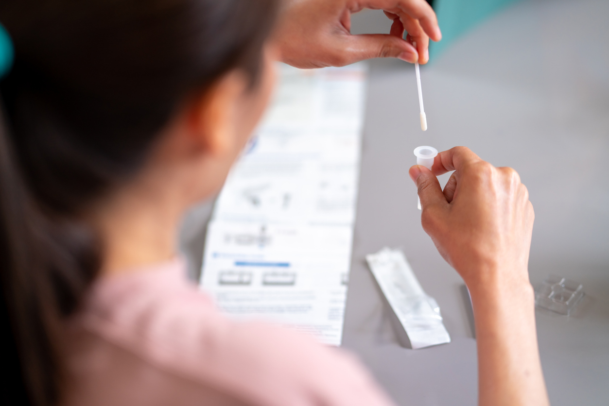 Αυξάνονται οι τιμές σε self test, rapid test και μοριακά τεστ