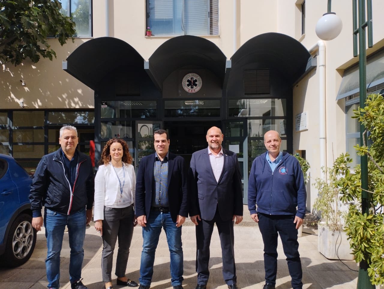 Ο Θάνος Πλεύρης αποχαιρετά τους εργαζόμενους στο ΕΚΑΒ