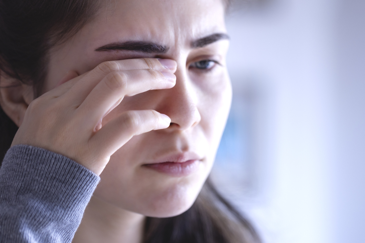 Τι σημαίνει όταν... πετάει ή παίζει το μάτι: Πώς σταματάει