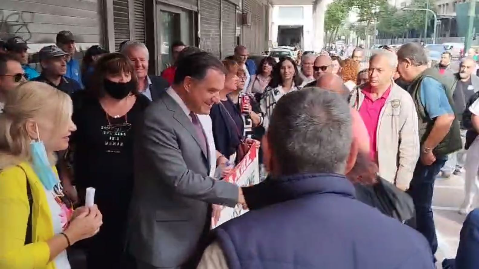 Άδωνις Γεωργιάδης: Κατέβηκε στο πεζοδρόμιο για να μιλήσει στους ...