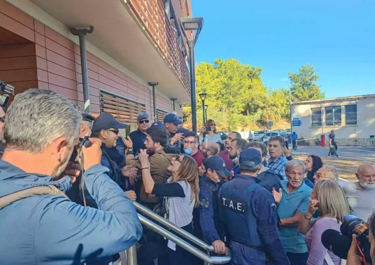 Βενιζέλειο Νοσοκομείο: Ένταση κατά την επίσκεψη Χρυσοχοϊδη - Πανό και ...