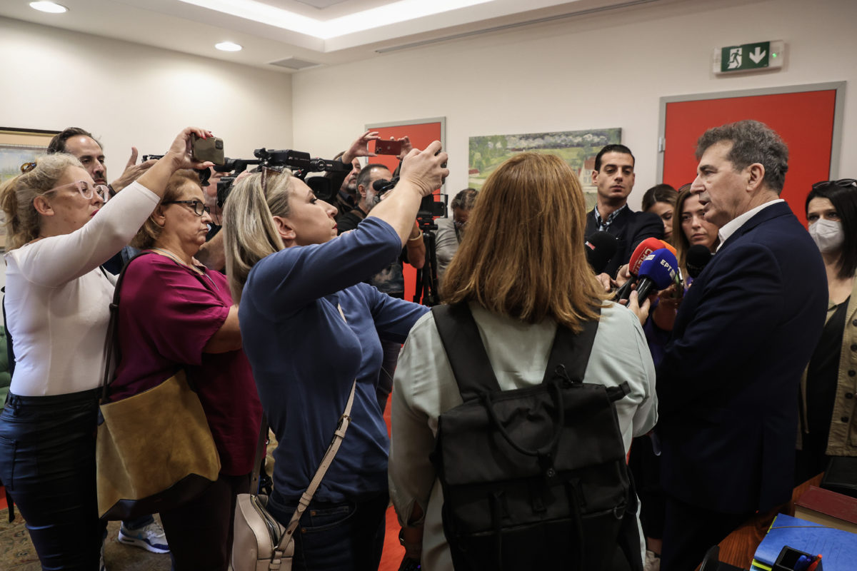 Βενιζέλειο Κρήτης: Ο Μ. Χρυσοχοΐδης απαντά στους διαδηλωτές για τις ...