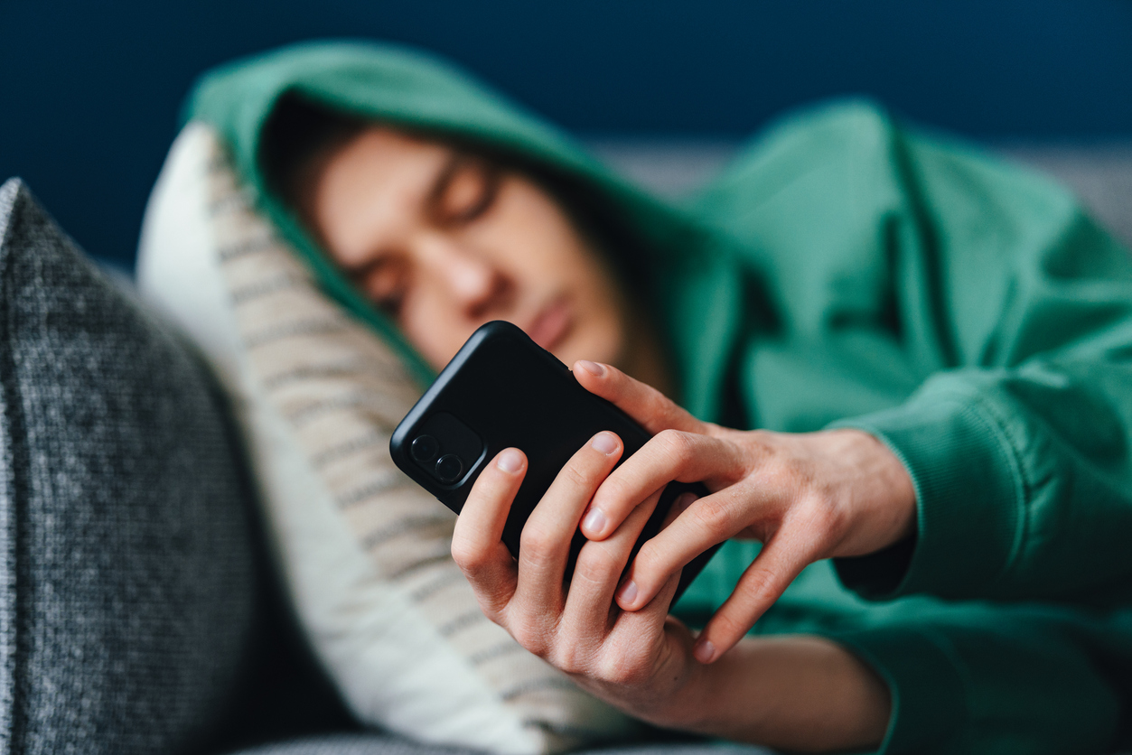 Εθισμός στα social media και επεισοδιακή υπερφαγία πάνε χέρι-χέρι για ...