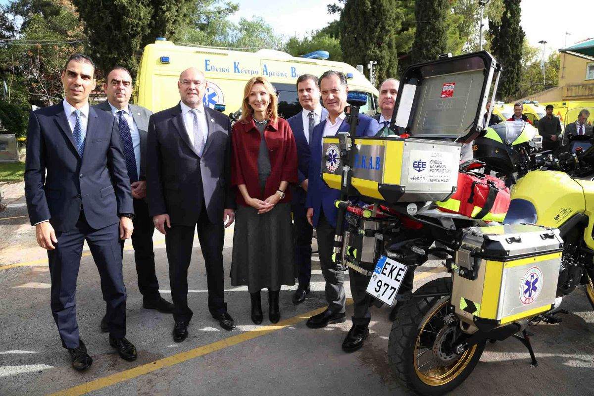 Δωρεά 20 δικύκλων και 6 ασθενοφόρων στο ΕΚΑΒ από την Ένωση Ελλήνων ...