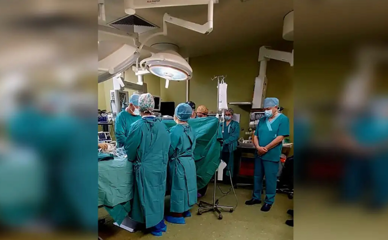 ΕΟΜ για μικρό Άγγελο: Ενός λεπτού σιγή τήρησαν οι χειρουργοί πριν από ...