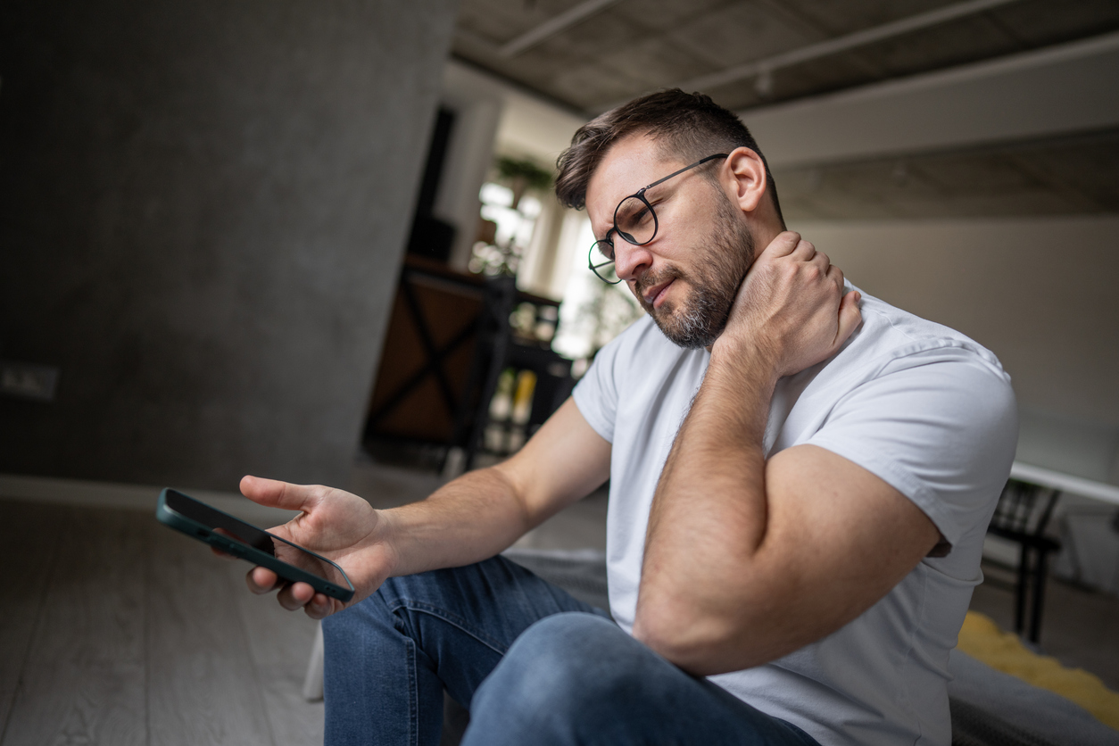 Αυχενικό: Πώς τα smartphones επιβαρύνουν τη σπονδυλικη στήλη και πώς να ...