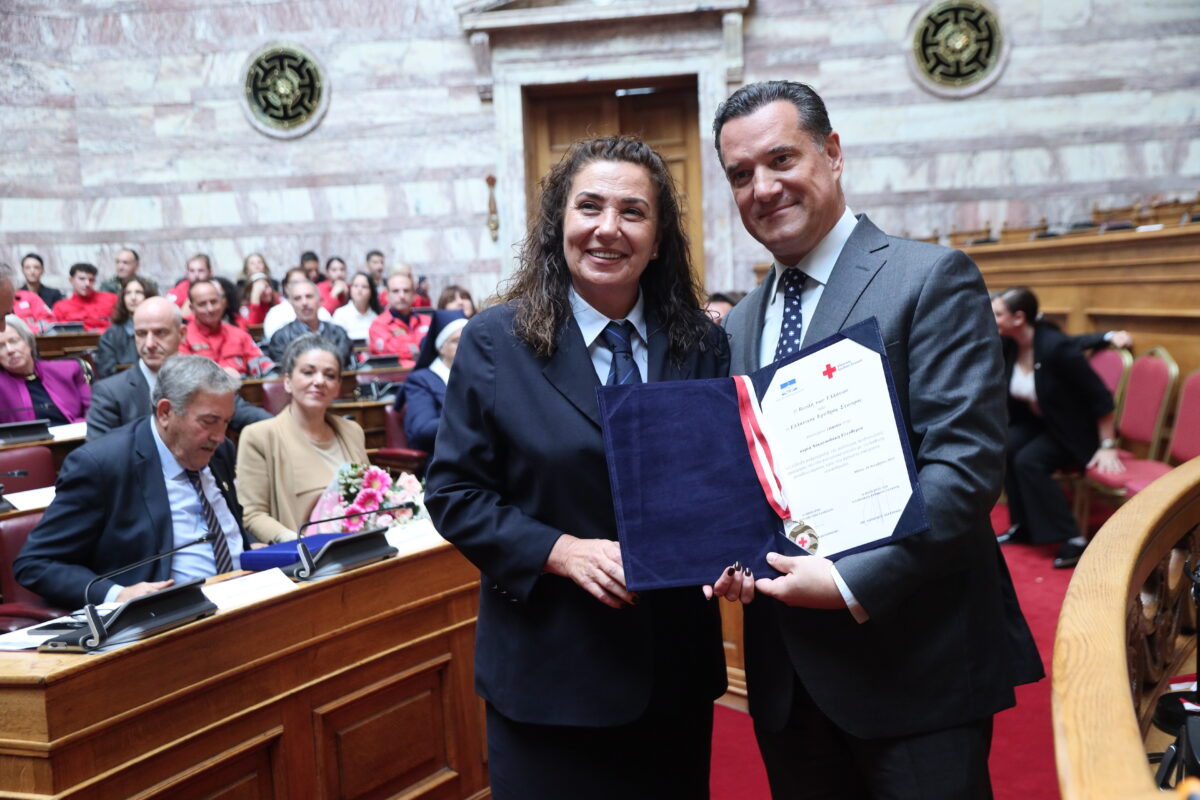 Tους εθελοντές αιμοδότες τίμησαν το Κοινοβούλιο και ο Ελληνικός Ερυθρός ...